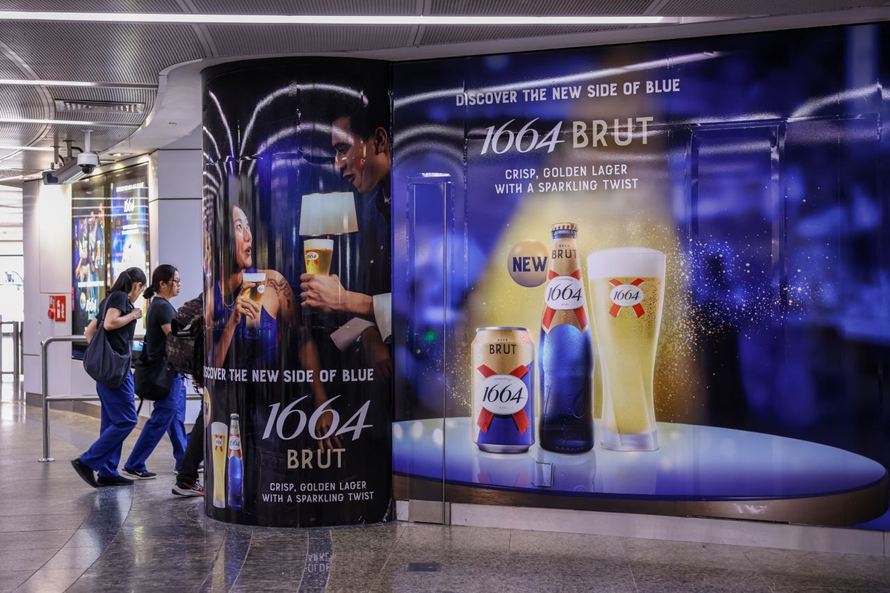 Newsroom » 1664 Brut Takes Over Orchard Road 🥂💙 « Carlsberg Singapore Pte Ltd.